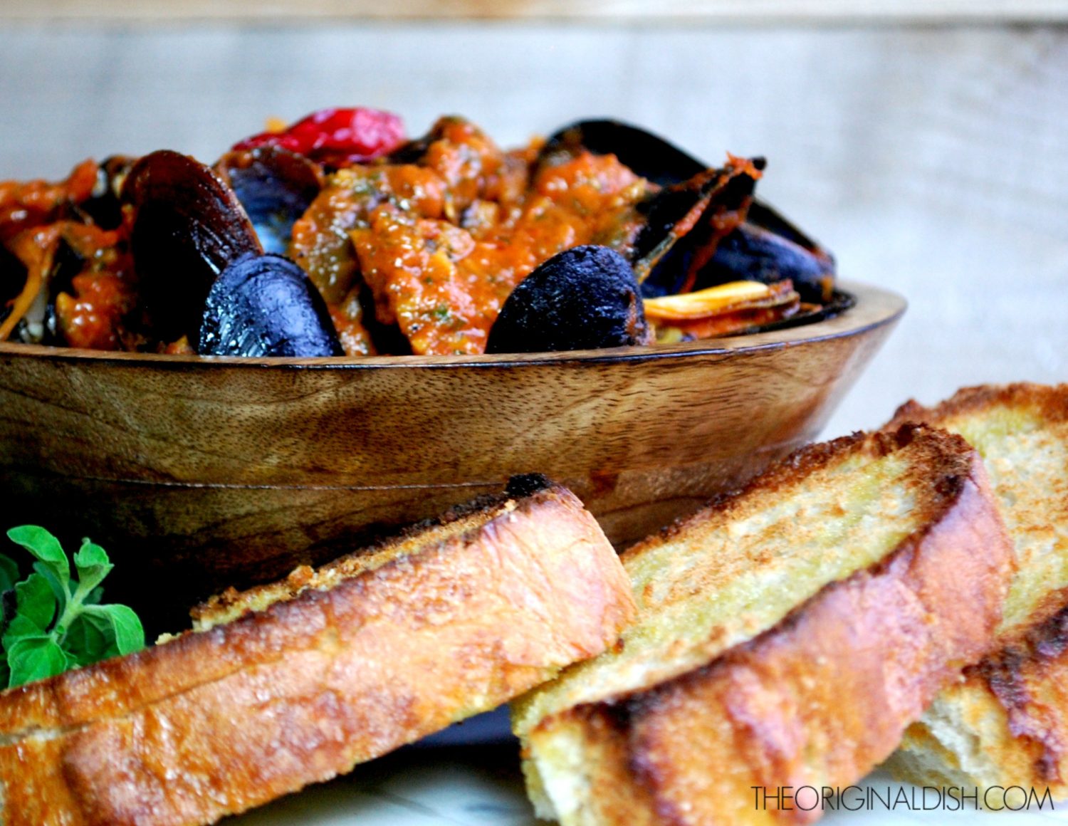 Steamed Mussels in Spicy Tomato-Wine Broth with Crusty Garlic Bread ...